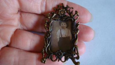 ORNATE ANTIQUE VICTORIAN PHOTO FRAME BROOCH -- Antique Price Guide ...