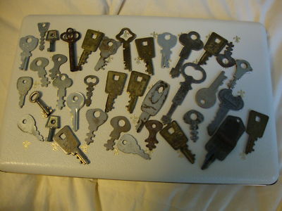 VINTAGE ANTIQUE COLLECTIBLE LOT 38 OLD SMALL KEYS CRAFT -- Antique ...