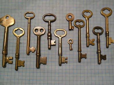 12 ANTIQUE OLD BRASS KEYS -- Antique Price Guide Details Page