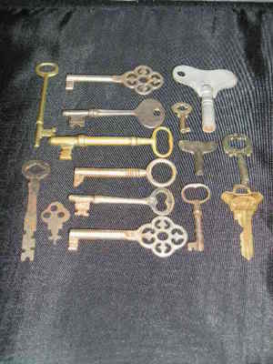 (15) PIECE ASSORTMENT OF VINTAGE ANTIQUE ORIGINAL KEYS -- Antique Price ...