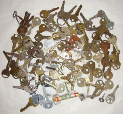 100 Vintage Keys ASSORTED 2 Pound LOT -- Antique Price Guide Details Page