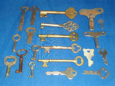 (20) PIECE ASSORTMENT OF VINTAGE ANTIQUE ORIGINAL KEYS -- Antique Price ...