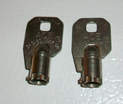 2 VINTAGE ACE VENDING MACHINE KEYS-COKE/PEPSI ETC. -- Antique Price ...