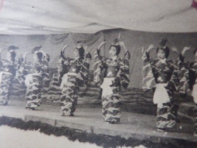 P38 JAPANESE VINTAGE POSTCARD "HAGAKI" KIMONO GEISHA GIRL DANCE STAGE ...