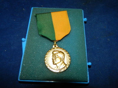 VINTAGE JOHN FITZGERALD KENNEDY MEDAL ON RIBBON MADE IN ITALY ...