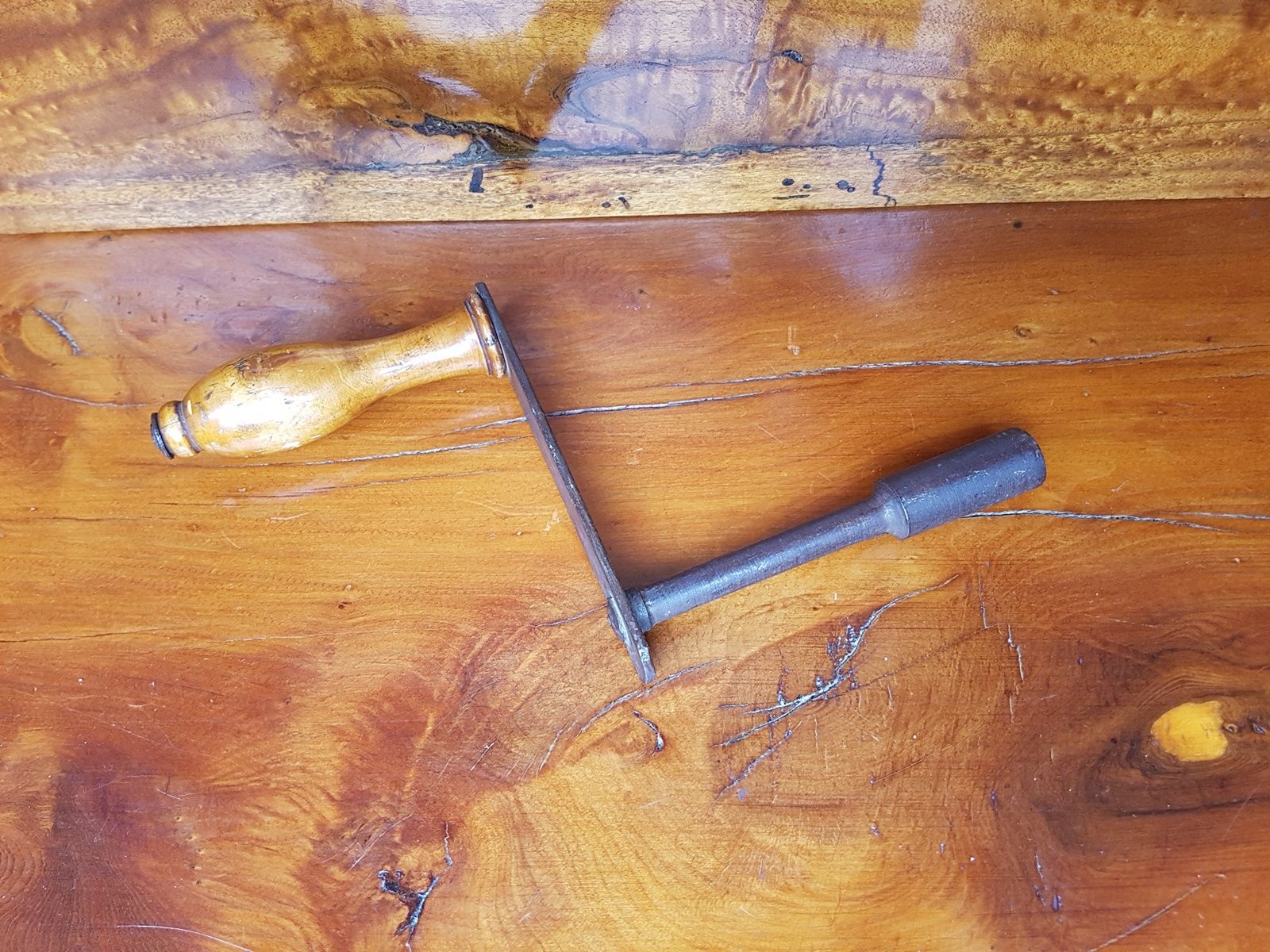 Victorian extending table winding handle -- Antique Price Guide Details ...