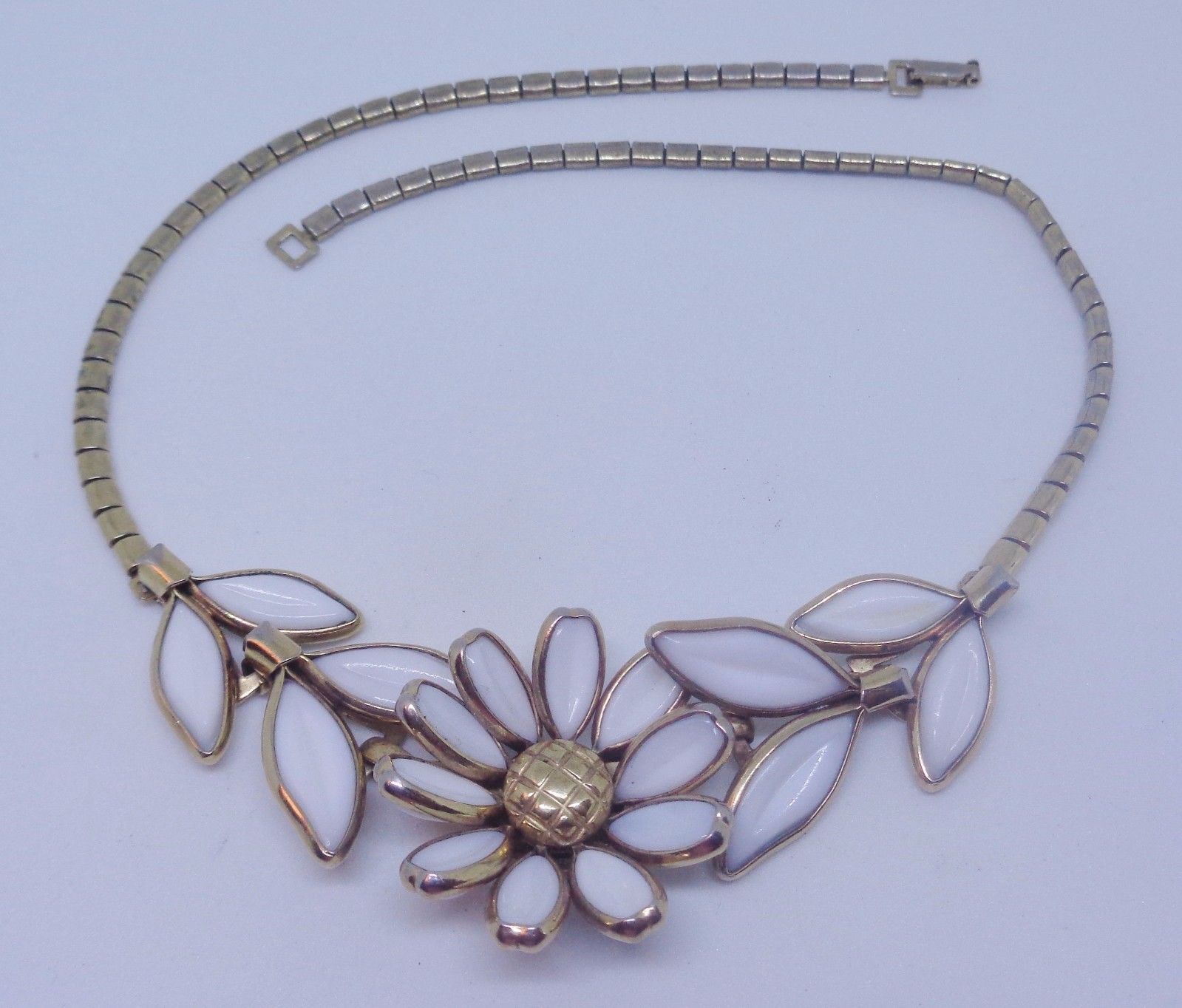 Vintage Trifari choker necklace poured white milk glass flowers daisy ... Vintage Trifari choker necklace poured white milk glass flowers daisy ...