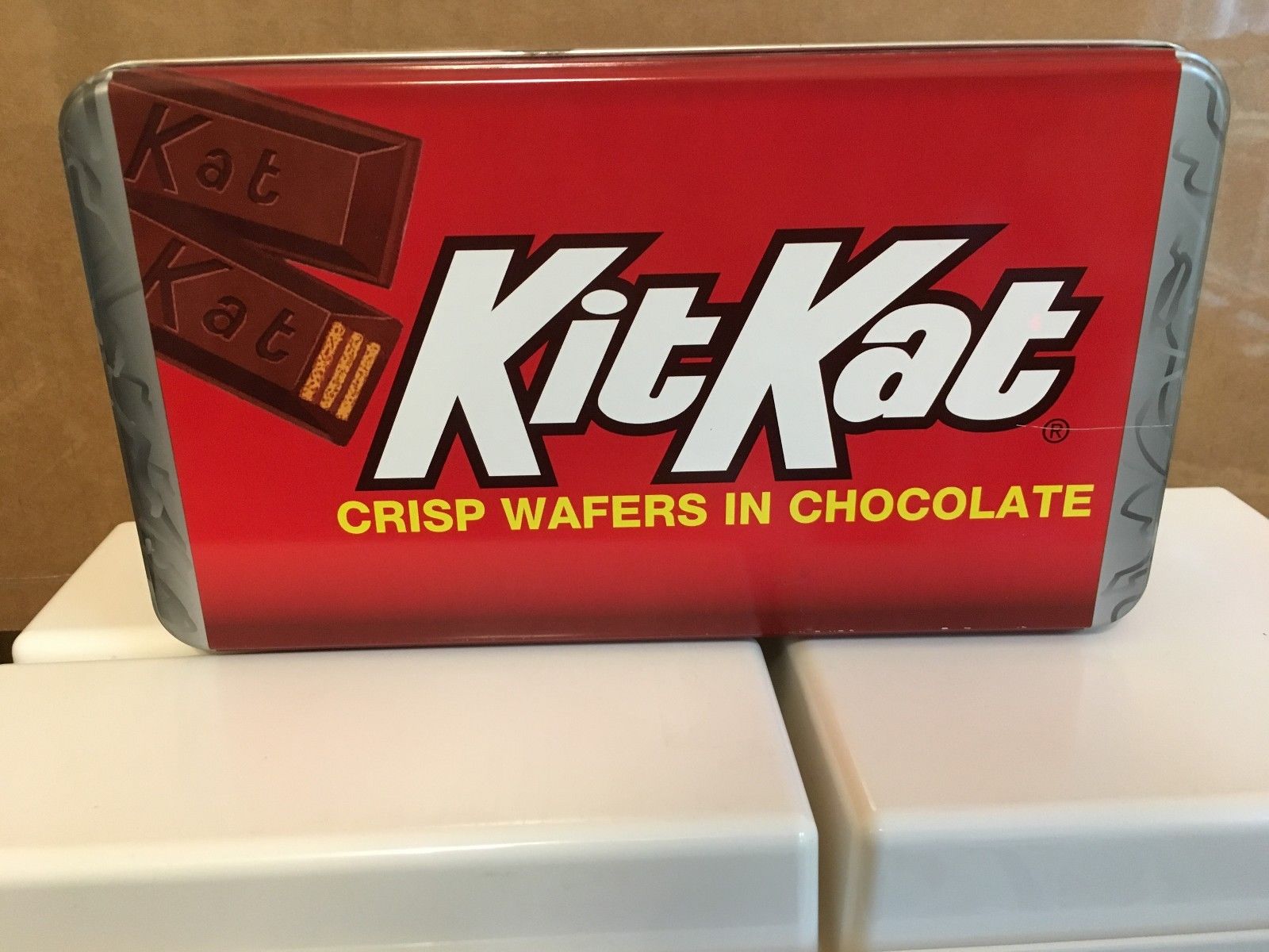 REESES HERSHEY"S KITKAT Kit Kat 9" Metal Tin Wafers Lid Red 1995 Nestle ...