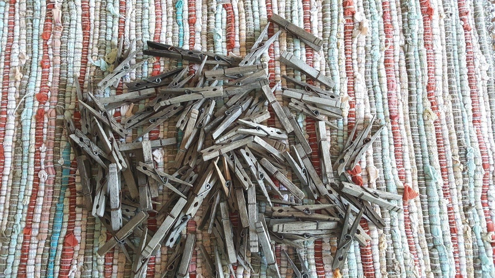 LOT OF 95 VINTAGE SPRING CLIP WOOD CLOTHES PINS AGED AND WEATHERED ...