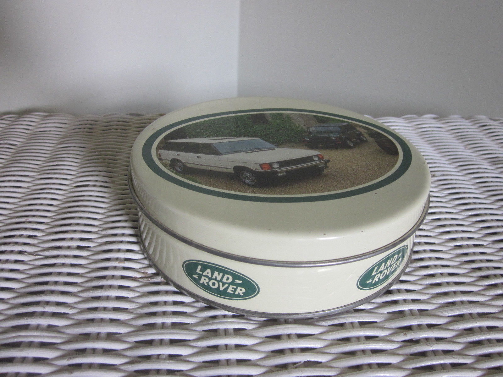 COLLECTIBLE "LAND-ROVER" TIN (empty) - CLASSIC RANGE ROVER GRAPHIC ...