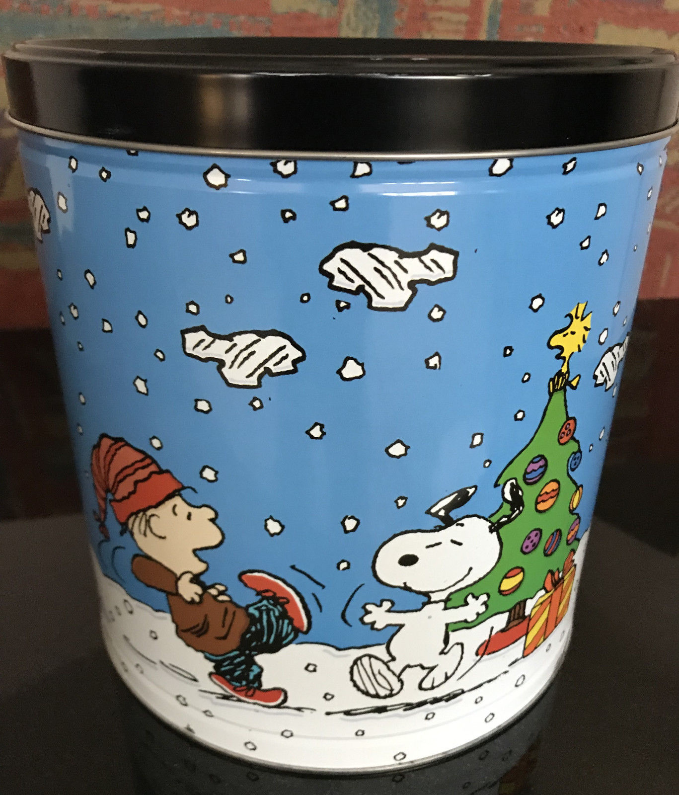 Peanut''s Snoopy Christmas popcorn tin -- Antique Price Guide Details Page