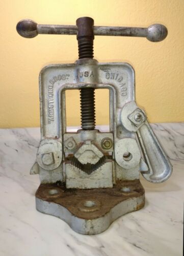 Vintage Armstrong Bros. No. 70 Standard V-200-A pipe vise -- Antique ...