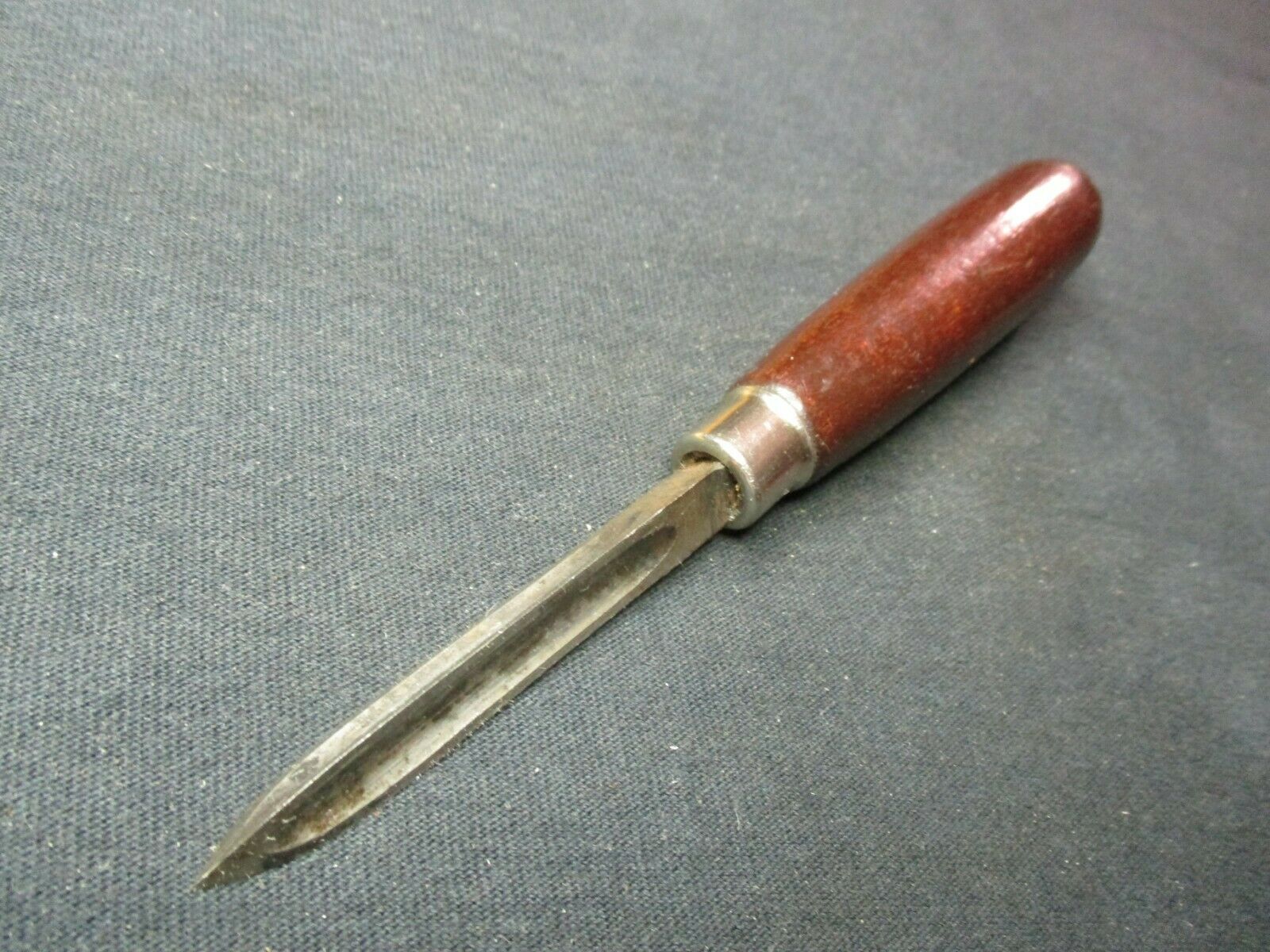 VINTAGE TOOL/UNUSUAL WOOD HANDLED TOOL/3 SIDED CHISEL? TOOL/SHARP/VERY ...