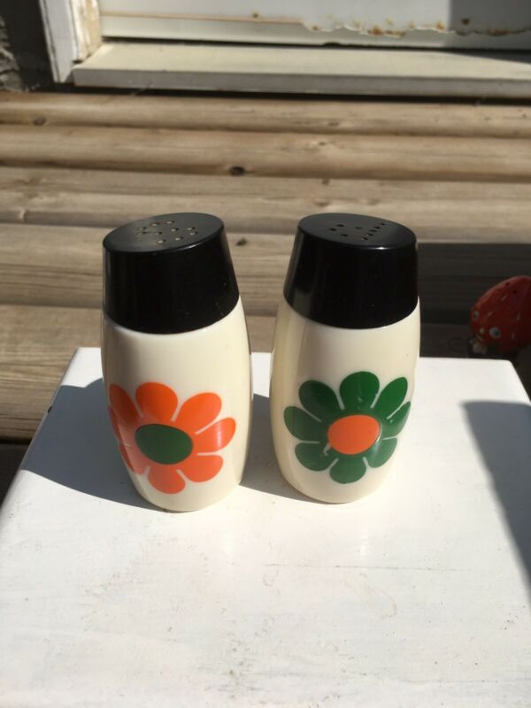 Vintage Milk Glass Salt & Pepper Shakers Mod Hippy 70''s Flower Power ...