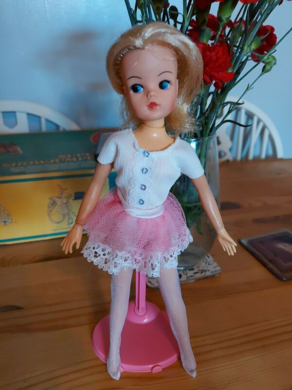 Vintage Active Ballerina Sindy Doll 80s Antique Price Guide Details Page
